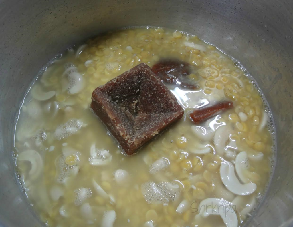 Kadle Bele –Gerubeeja Payasa / Chana dal and Cashew Kheer: