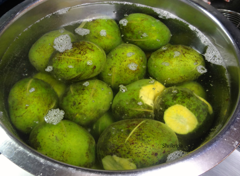 Idikayi Uppinakai / Whole mango pickle in roasted masala:
