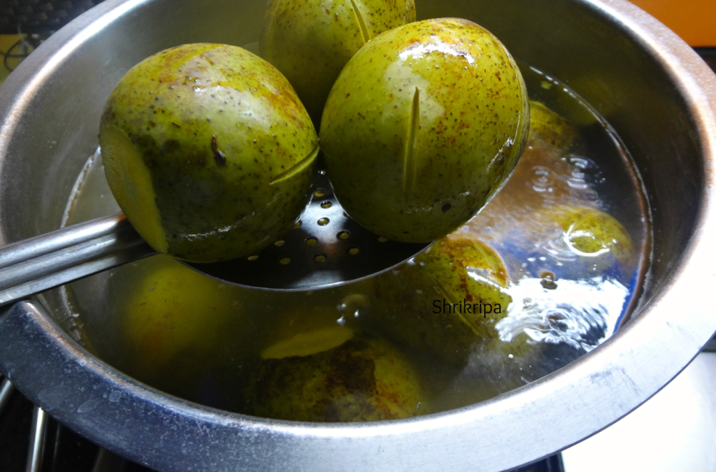 Idikayi Uppinakai / Whole mango pickle in roasted masala: